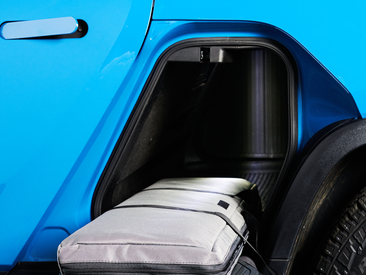 Interrobang Manual Tonneau Cover for the Rivian R1T – Interrobang Automotive